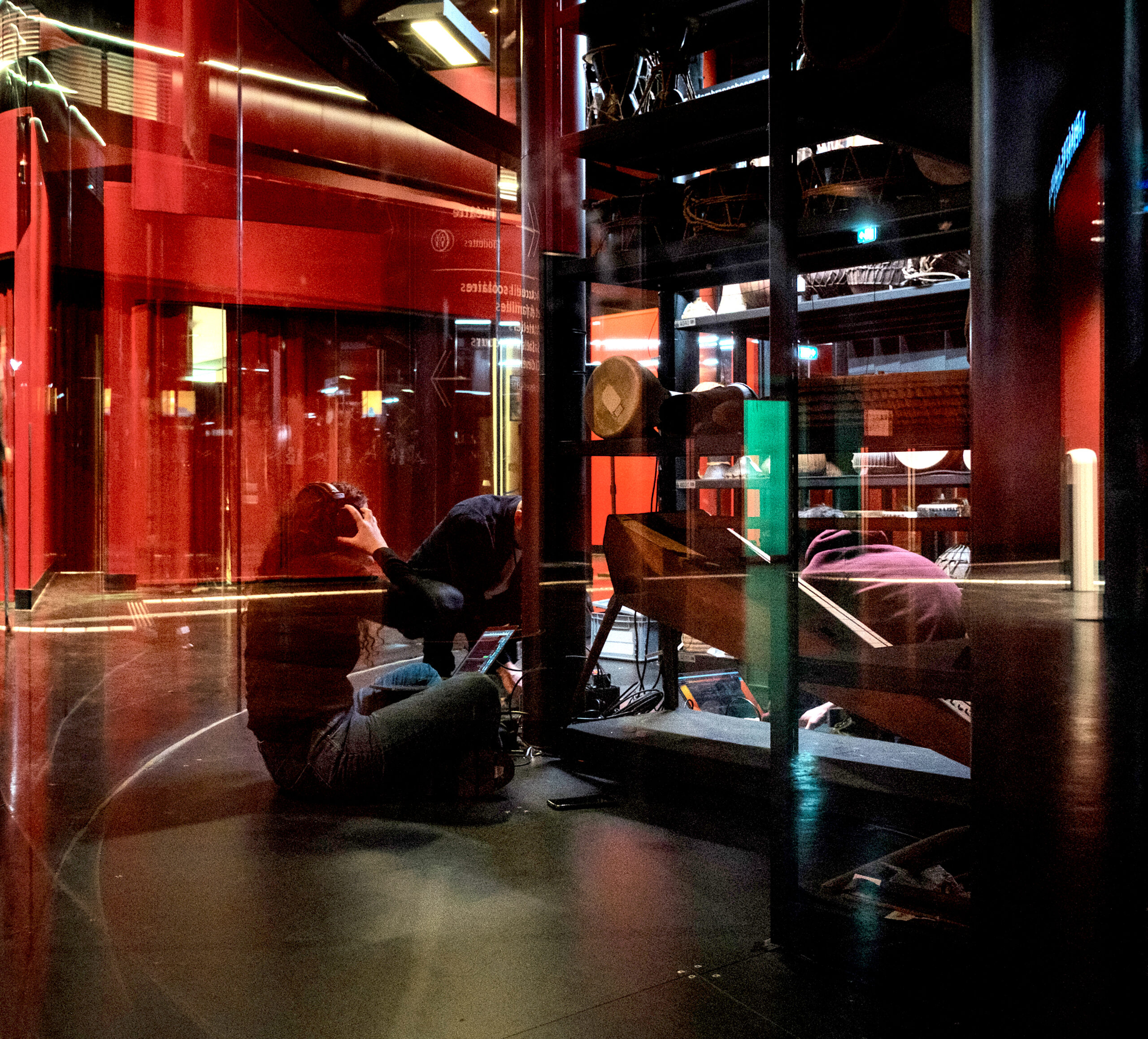 Youmna Saba dans la tour des instruments du monde - Hémisphère son